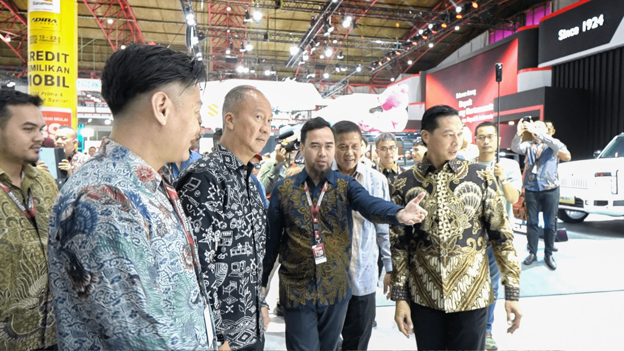 Menteri Perindustrian Agus Gumiwang Kartasasmita Kunjungi Booth Chery ...